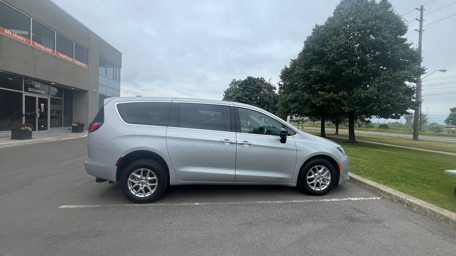 2024 Driverge Rear Entry for Chrysler Grand Caravan RR192317